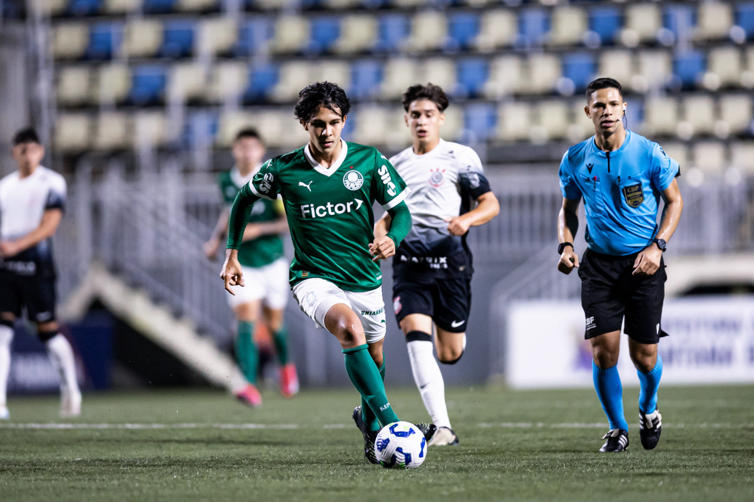 Desfalcado pelo Mundial, Sub-17 do Verdão vence Corinthians pelo ...